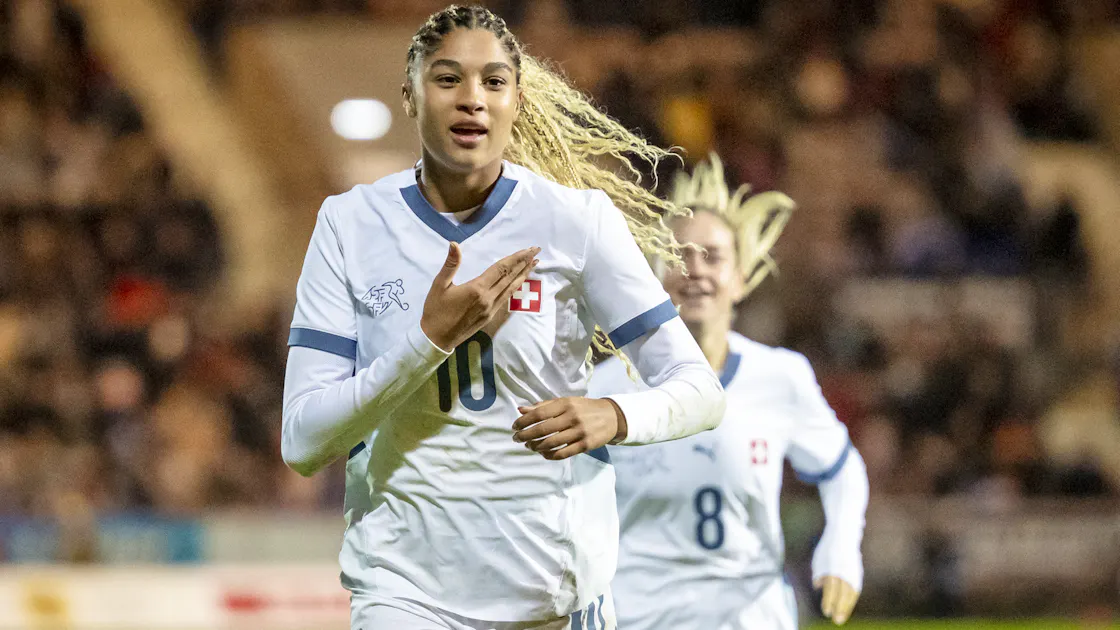 Football: Buts magnifiques ! La Suisse réalise un festival offensif en ...