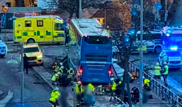 Bus crashes into bus stop - fatalities and injuries | blue News