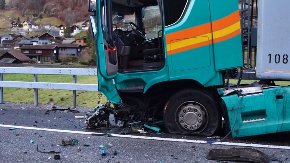 Frontale tra un'auto e un camion a Schiers, due persone perdono la vita ...