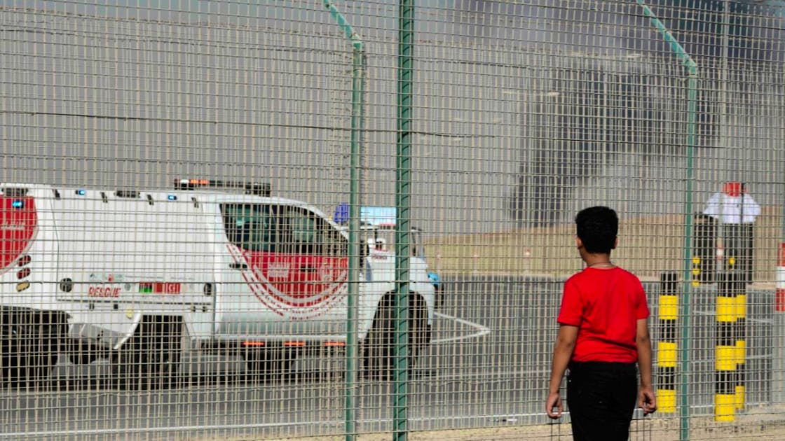 Incidente aereo: Caccia indiano si schianta a Dubai durante show aereo ...