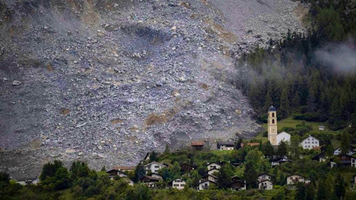 Avalanche/landslide: Smaller rockfalls above Brienz GR but no rockfall ...