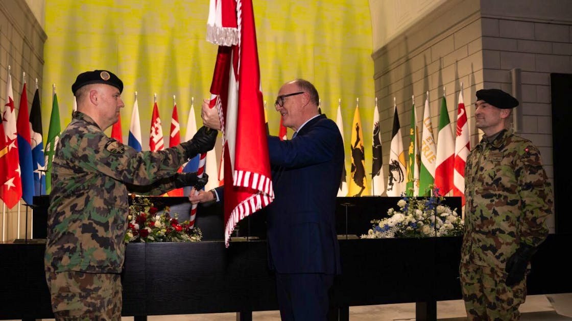 Defense: Army chief Süssli hands over command to successor Roos in ...