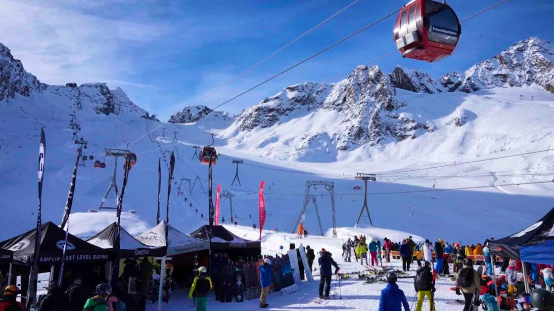 Avalanche falls in Tyrolean ski resort - video shows fleeing skiers ...
