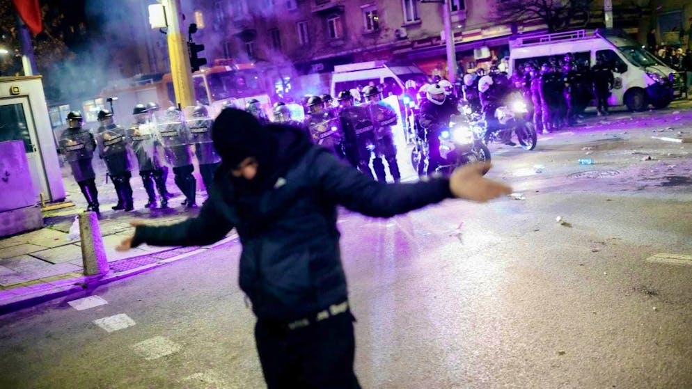 State budget and taxes: Tens of thousands demonstrate against ...