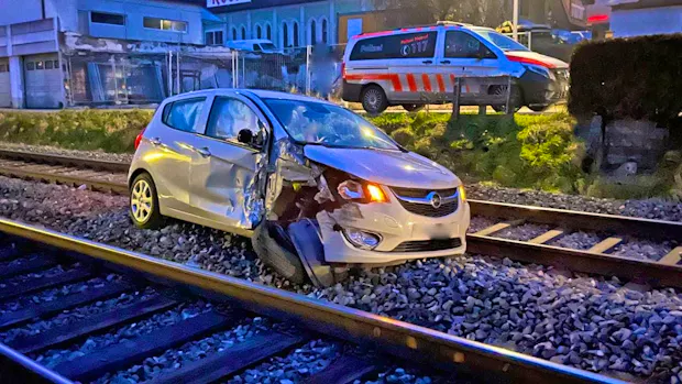 Accident: Car hits railroad track in Wauwil LU and is hit by train ...