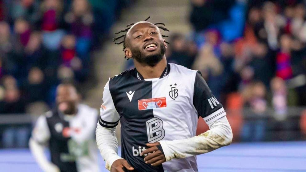 濃厚フェラを見せつけられ発情した金髪白人CA！立ちバックでガン突きされ感じまくり