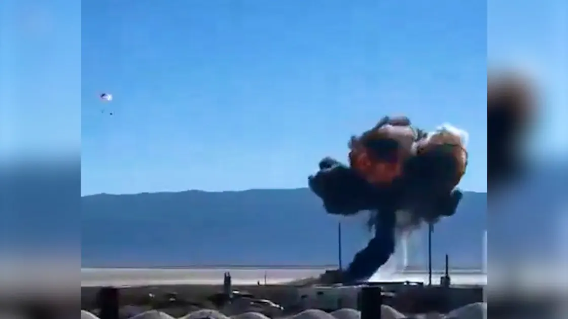 Fighter jet crashes: Pilot saves himself just before his plane explodes ...