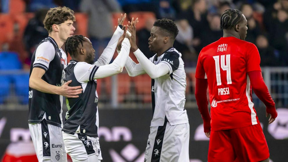 余計な肉のない引き締まったボディのちっぱいアスリート美少女をハメ倒し！