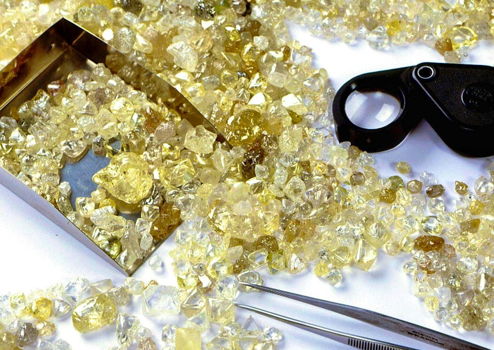 Passenger hides over 11,000 diamonds in hand luggage | blue News