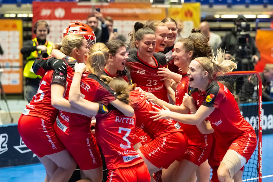 Wie die Gold-Heldinnen ihren Trainer korrigierten | blue News