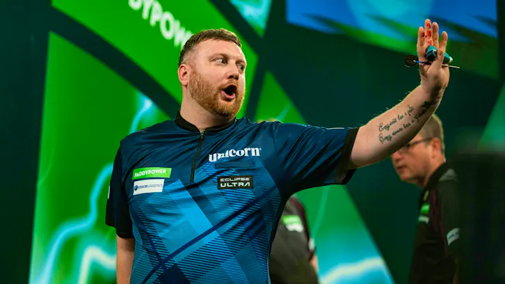 Bloody hand after scandal - darts pro hits table at World Championships ...