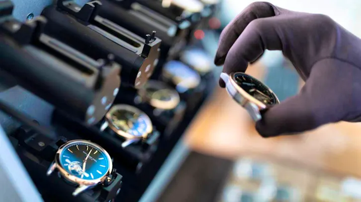 Retail trade: Swiss watch exports continue downward trend in November ...