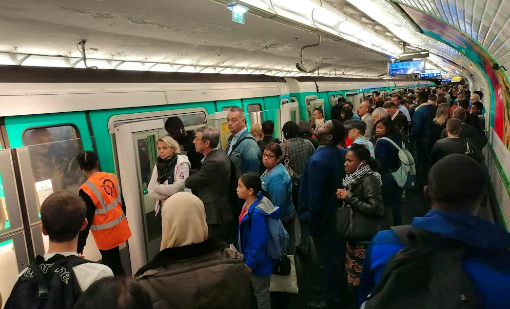 Perpetrator is on the run: Attacker injures three women with knife in ...