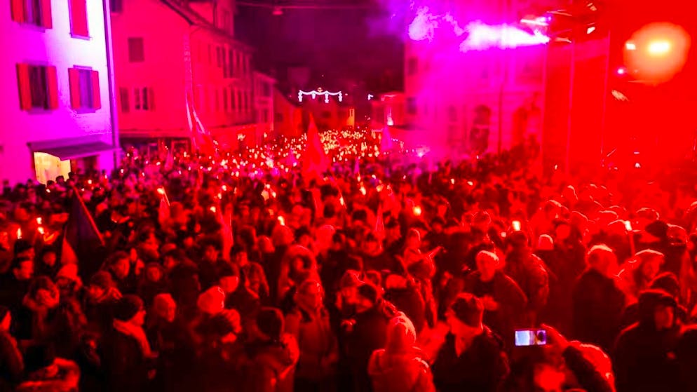 Voting: Thousands celebrate change of canton in Moutier | blue News