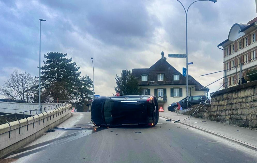 Herisau AR: Learner driver crashes into panel and breaks through tube ...