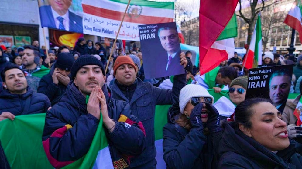 Politics: Shah's son calls for nationwide strike in Iran | blue News