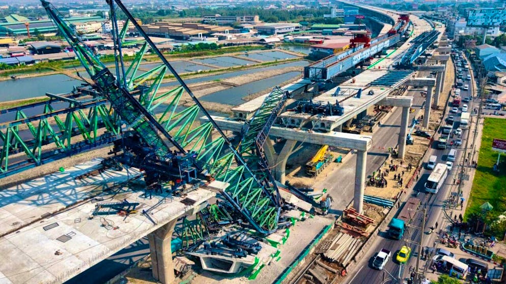 Thailand: After train accident: Crane crashes onto highway near Bangkok ...