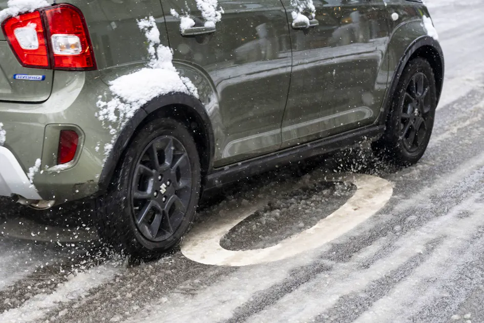 On the road in snow and ice: Drive safely in winter with these 7 tips ...