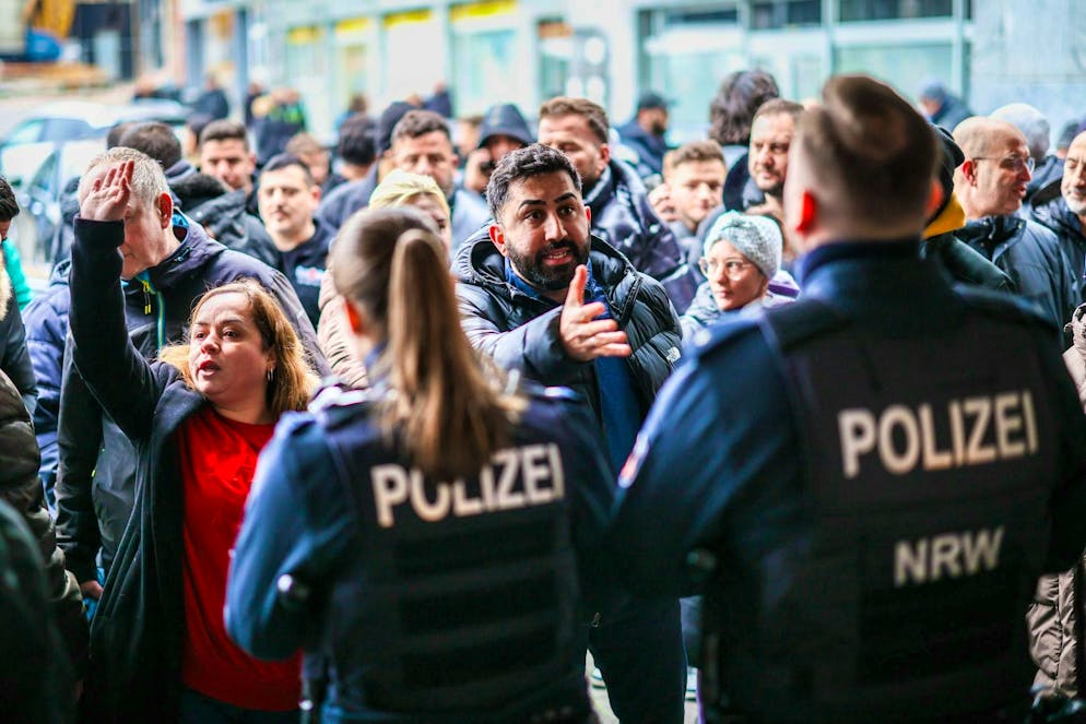 Police want to question over 3000 safe deposit box customers | blue News