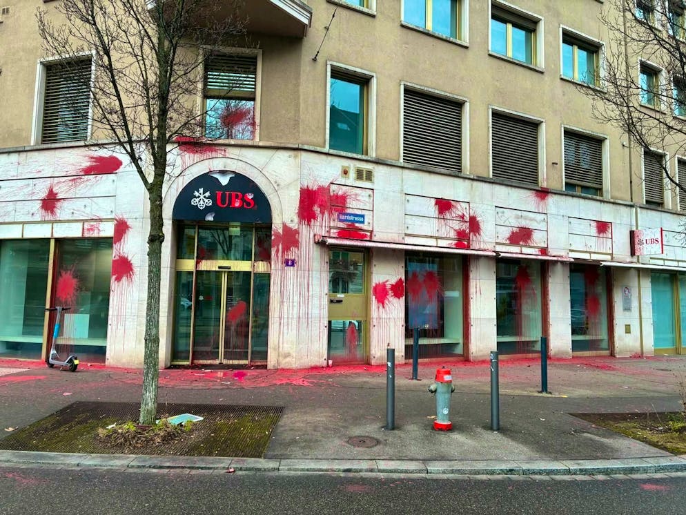 Perpetrators unknown: Paint attack on UBS branch at Albisriederplatz in ...