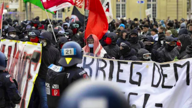 Police break up anti-WEF demonstration in Bern | blue News