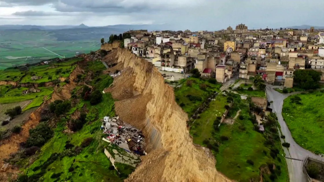 Massive landslide in Italy: The small town of Niscemi is on the brink ...