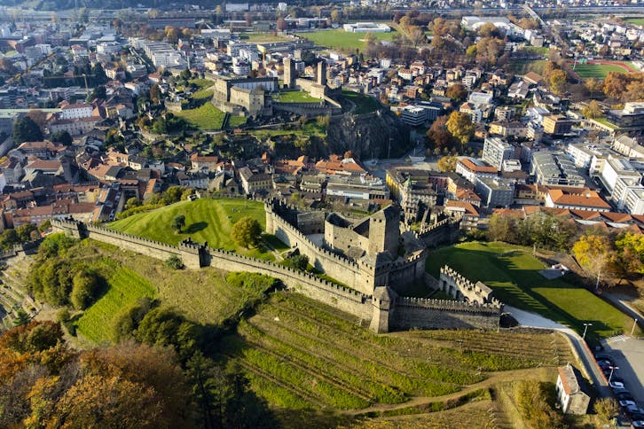 «Allah Akbar»: Estrae un coltello e minaccia i commessi, paura in viale ...