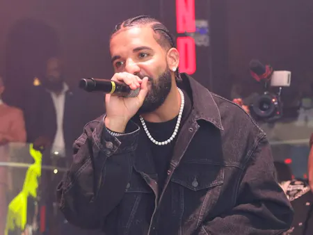 Drake perde quasi un milione al Super Bowl. Ecco come | blue News