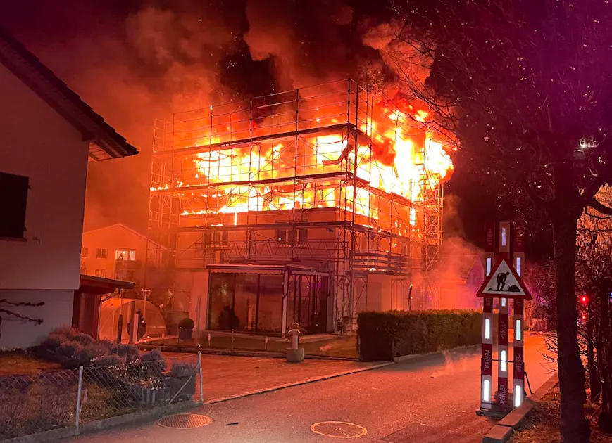 Wünnewil FR: House fire with explosions - residents evacuated | blue News