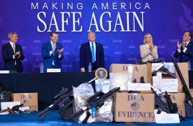 Imbarazzante sviolinata: Ministri che leccano i piedi a Trump: ecco fin ...