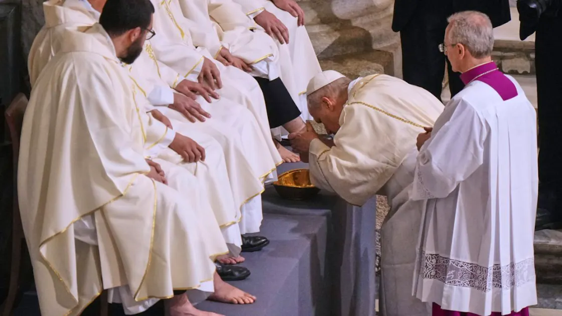 Vatican: Pope Leo washes the feet of priests | blue News
