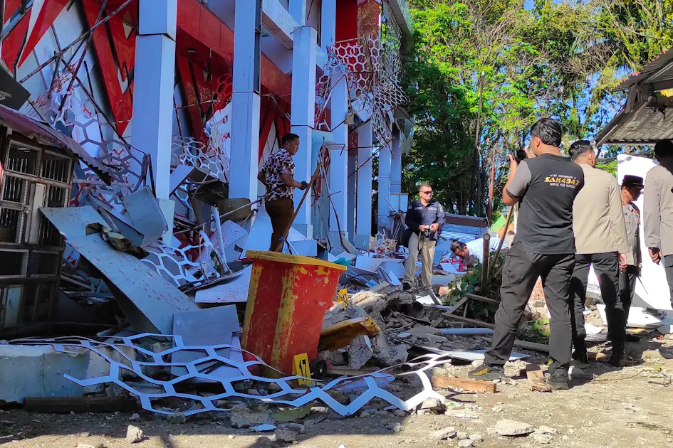 Small tsunami waves and at least one death after severe earthquake ...