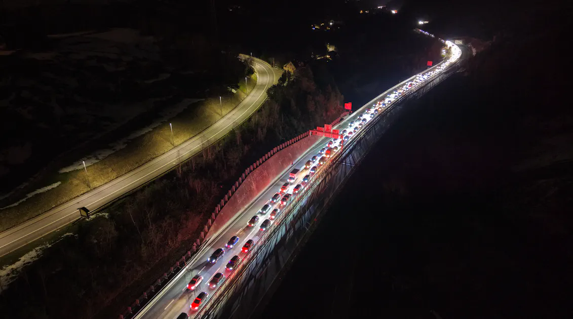 Sea of lights in front of the Gotthard: The Easter traffic jam shone so ...
