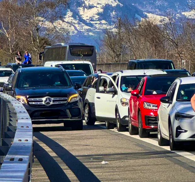 Gotthard traffic jam at Easter: blue News dares to try out the mega ...