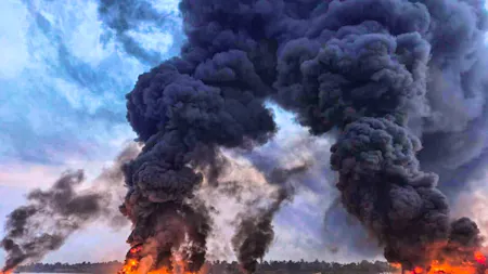 Oil tanker sets port on fire | blue News