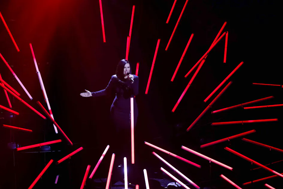 Laura Pausini ferma il concerto e si arrabbia con la prima fila ...
