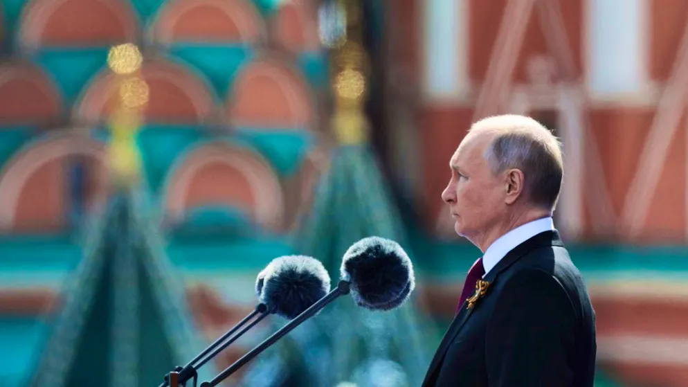 Russia: Putin celebrates military parade under cover of Trump's ...