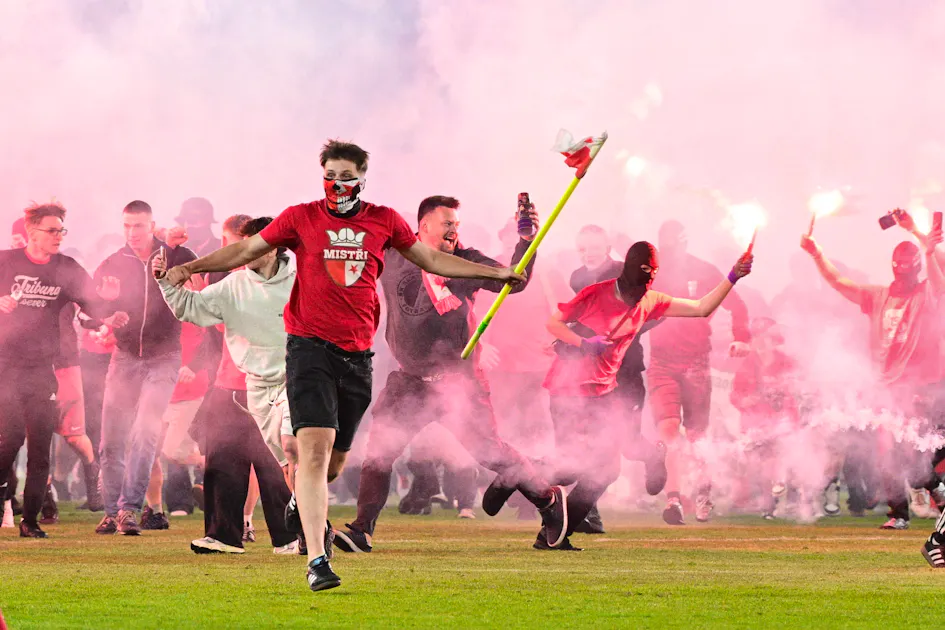 Prague derby ends in chaos: Slavia fans storm the pitch shortly before ...