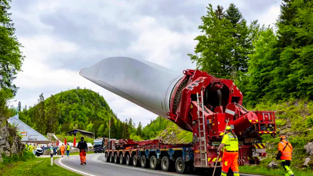 Energy: Huge rotor blades roll through the Vaud Jura | blue News