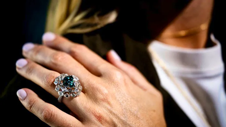 Auction: Blue-green diamond fetches almost 14 million francs in Geneva ...