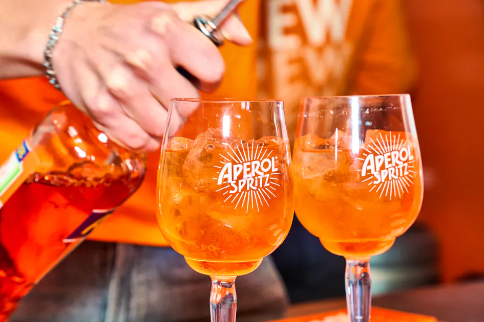 La «Dolce Vita» in un bicchiere: Vi raccontiamo come l'Aperol Spritz è ...