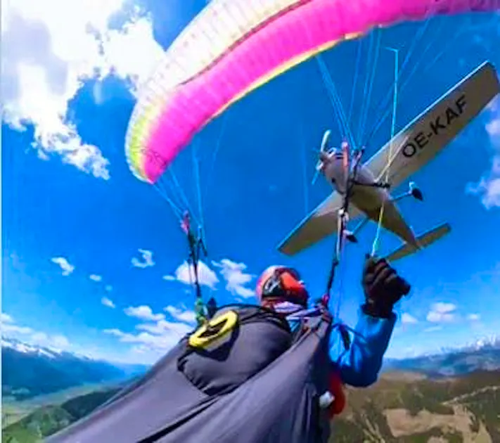 Autriche: Un avion déchire sa voile - la parapentiste filme toute la ...