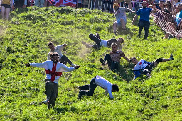 Ha vinto uno youtuber tedesco: Giù per la collina rincorrendo una forma ...