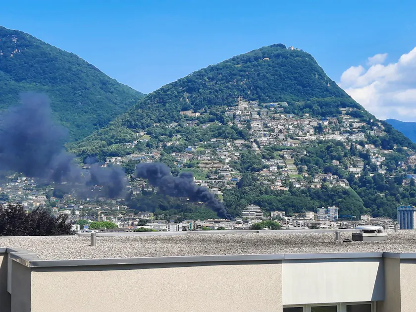 Pompieri al lavoro: Prima un boato, poi le fiamme e il denso fumo ...