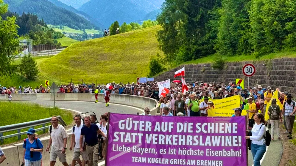 Germany: Thousands protest against flood of traffic at the Brenner Pass ...