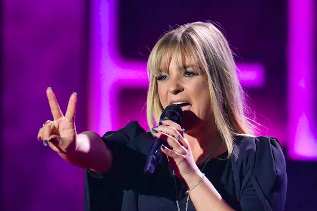 Pop star Marina Marx falls off the stage - and continues singing | blue ...