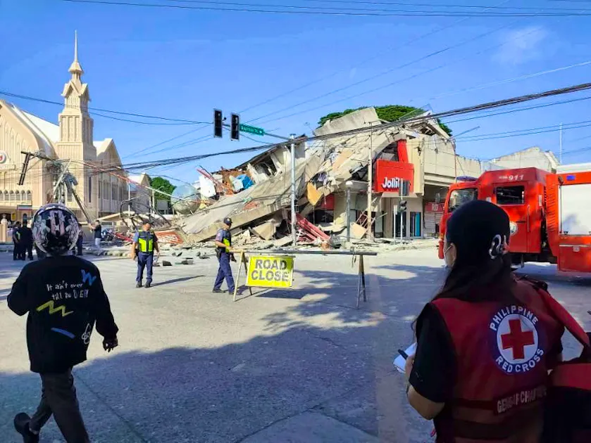 Philippines earthquake: Video shows houses collapsing and people ...
