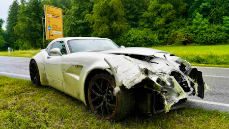 Retiree wrecks rare luxury car – 300,000 francs in damage | blue News