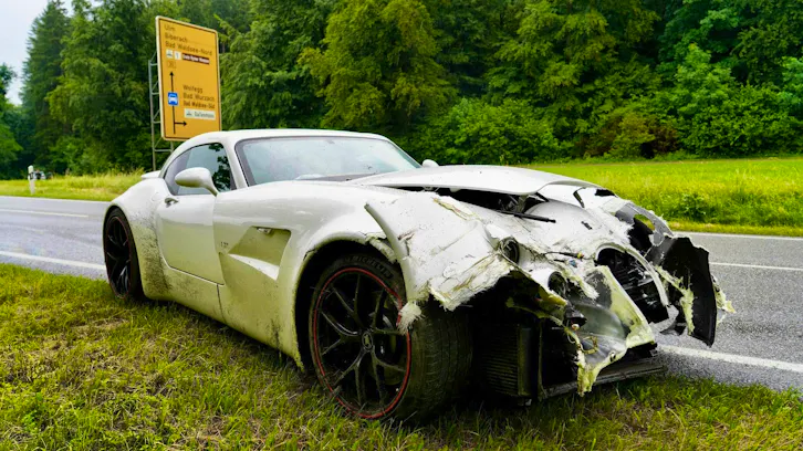 Retiree wrecks rare luxury car – 300,000 francs in damage | blue News