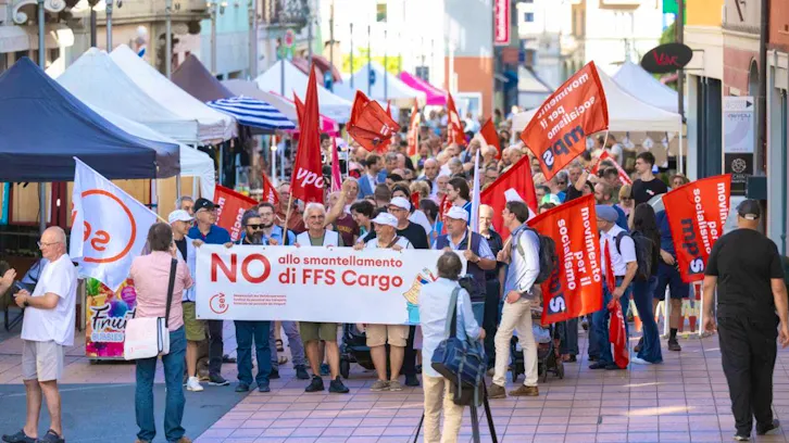 Rail Transport: Hundreds protest in Chiasso, Ticino, against the ...